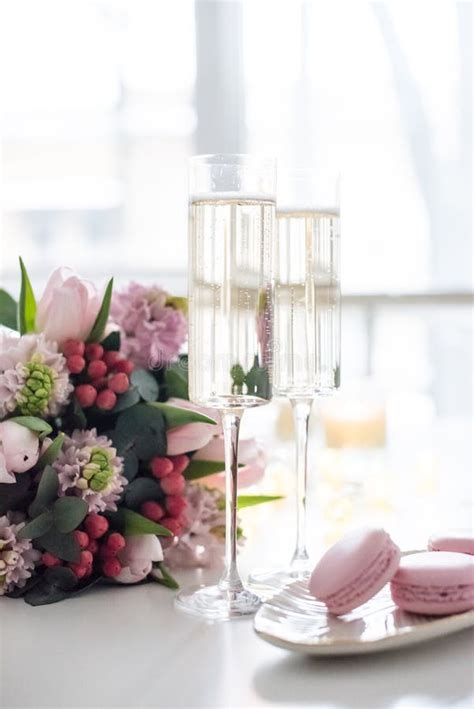 Mooie Huwelijksdecoratie Met Champagne En Roze Bloemen Gr Stock Afbeelding Image Of Mooi