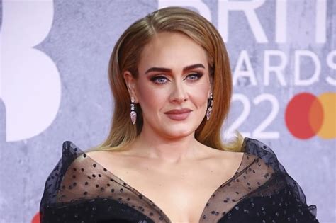 Cadılar Bayramında Morticia Addams Olarak Giyinen Ünlü Şarkıcı Adele Ortalığı Yaktı Geçti 🔥