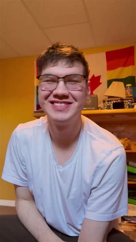 Juste Un étudiant Ringard Qui Vous Montre Son Pénis Non Circoncis