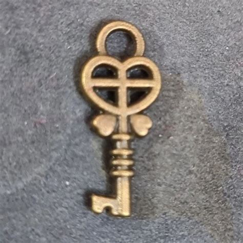 خرید و قیمت پک 22 عددی خرجکار کلید کوچک مدال برنزی کد 3،حلقه دار مناسب ساخت زیورلات ودستبند