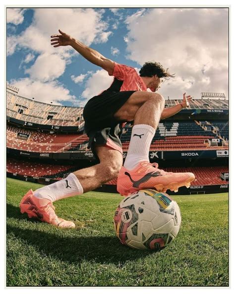 Pin By Gabriella On P2 Soccer Poses Football Poses Football Photography