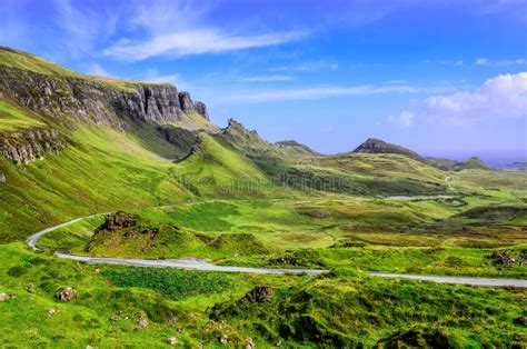 Montanhas De Quiraing No Meio Dia Do Inverno Paisagem Montanhosa Da