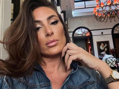 Senida ZavrŠila U Bolnici Pevačica Se Oglasila Priključena Na