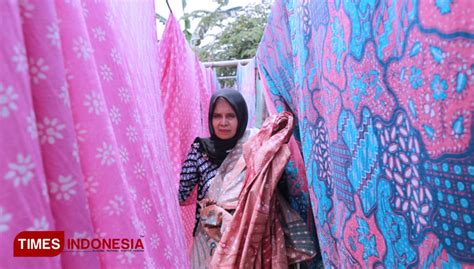 Mengintip Perajin Di Kampung Batik Kota Tasikmalaya Times Indonesia