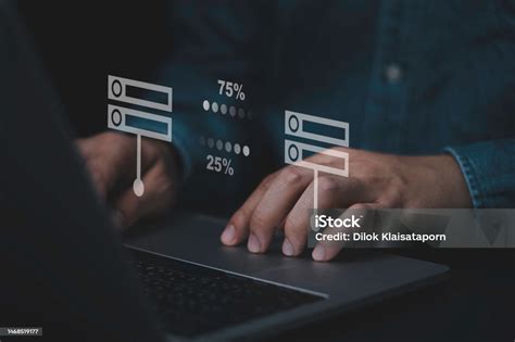 사업가는 정보 교환 및 전송 개념을 위해 데이터 호스트 서버 스토리지 아이콘이 있는 랩톱 컴퓨터를 사용합니다 출입국에 대한 스톡 사진 및 기타 이미지 Istock