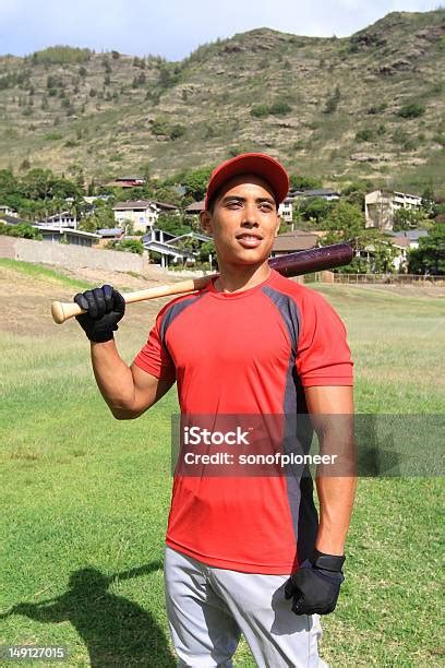 Pemain Bisbol Dengan Santai Berpose Di Lapangan Foto Stok Unduh Gambar Sekarang Bisbol Bola