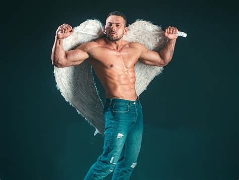 Músculo Fuerte Hermoso Desnudo Modelo Masculino Valentin Guapo Con Alas