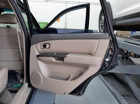 카렌스 자동차 문이 잠겨서 안에서 밖에서 모두 열리지 않음 카렌스 뒤 차 문이 안쪽과 바깥쪽에서 안 열림 자동차 도어록 고장