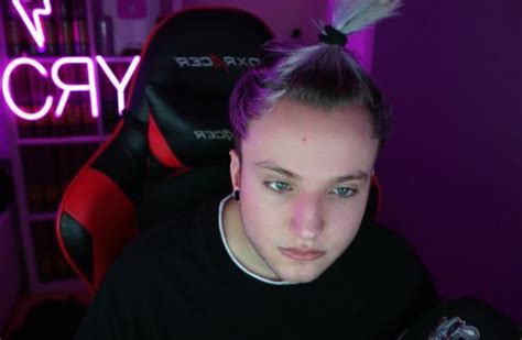 Luna Abrazó A Cry 😼 On Twitter Si El Cry Ya Se Quitó El Peinado Ese