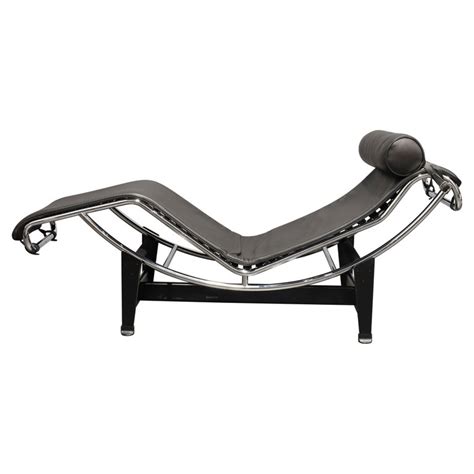 Chaise Longue Lc4 Charlotte Perriand Pour Lecorbusier En Cuir Noir Par
