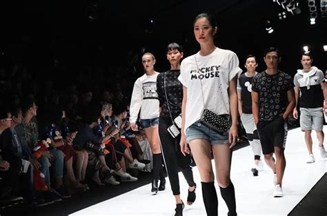 Kala Mickey Mouse Hadir Di Jakarta Fashion Week