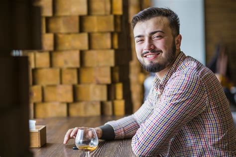 Portrait Des Lächelnden Jungen Mannes Der Am Restaurant Sitzt