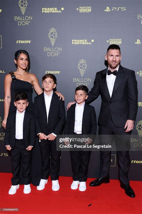 Antonela Roccuzzo And Lionel Messi With Sons Thiago Messi Mateo