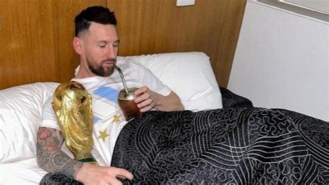 Potret Viral Messi Tidur Bareng Trofi Juara Dunia