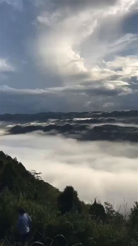 𝐂𝐇𝐀𝐒𝐄 𝐓𝐇𝐄 𝐒𝐄𝐀 𝐎𝐅 𝐂𝐋𝐎𝐔𝐃𝐒 𝐀𝐓 𝐌𝐓 𝐊𝐀𝐍𝐋𝐀𝐇𝐈𝐍𝐆 🌄☁️ Rise Early And Witness