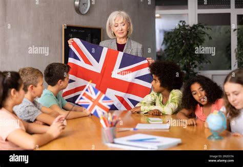 High School Teacher Tells The Pupils The History Of Great Britain Stock