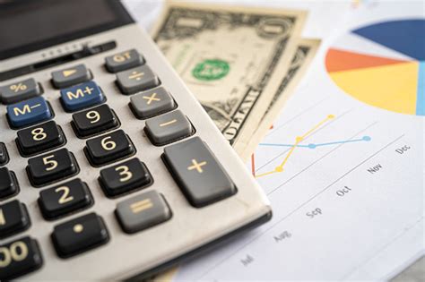 차트 및 그래프 용지의 계산기입니다 금융 개발 은행 계좌 통계 투자 분석 연구 데이터 경제 증권 거래소 거래 비즈니스 회사 개념 경제에 대한 스톡 사진 및 기타 이미지