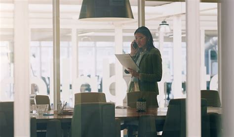 비즈니스 우먼 사무실에서의 서류 작업 및 전화 통화 물류 및 B2b와의 거래 협상 아시아 여성 전문직 네트워킹 및 커뮤니케이션 송장 문서 및 일본 운송 회사 계약서에 대한