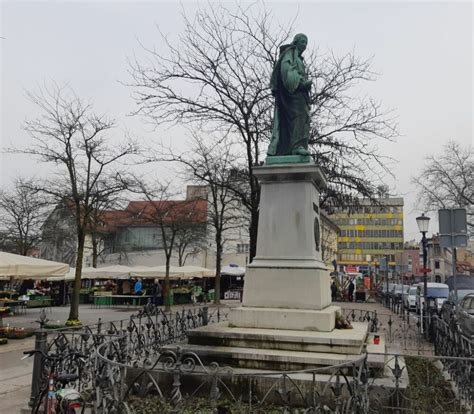 Spomenik Valentinu Vodniku V Ozadju Tržnica