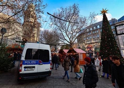 Berlīnē Vecgada Vakarā Par Kārtību Gādās 3000 Policistu