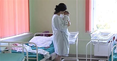Наша дочка наро дилася я намагалася зателефонувати до чоловіка але