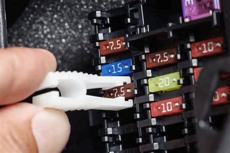Expert Tips to Replace a Blown Car Fuse Safely