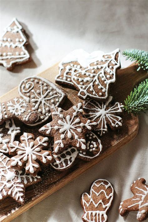 겨울 계절 구색을 갖춘 구운 나무 도마 나무 표면 눈송이 다른 달콤한 달콤한 취급 디자인 디저트 맛있는 먹을 수있는 예술품 모양 목조 판자