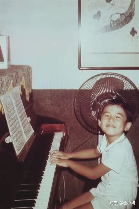 《vogue》专访：周杰伦的艺术奇幻之旅，「妈妈一边作画，我一边弹着钢琴，是我美好的童年回忆。」 知乎