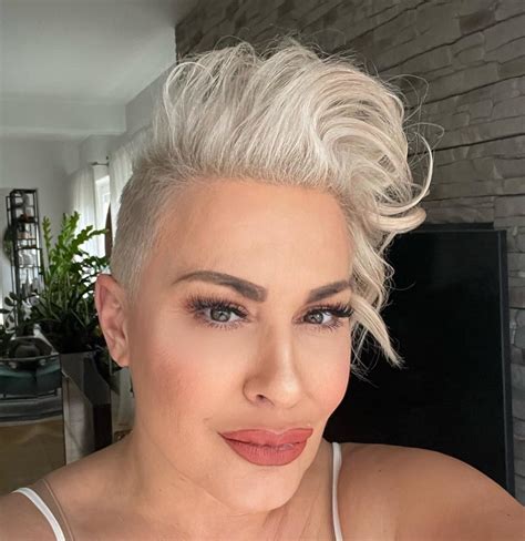 ZapanjujuĆe Indira Levak Istakla Uzak Struk I Izvajane Noge