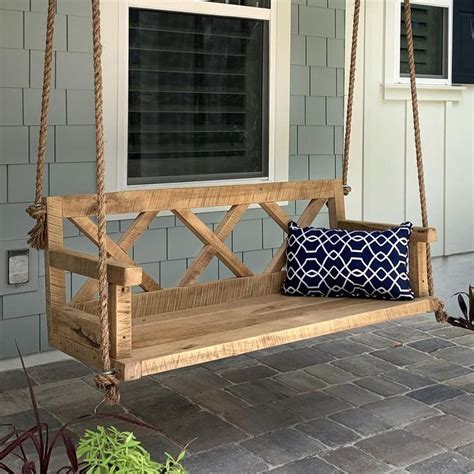 Houten Schommelbank Met Blauwe En Witte Kussens Rustic Porch Swing