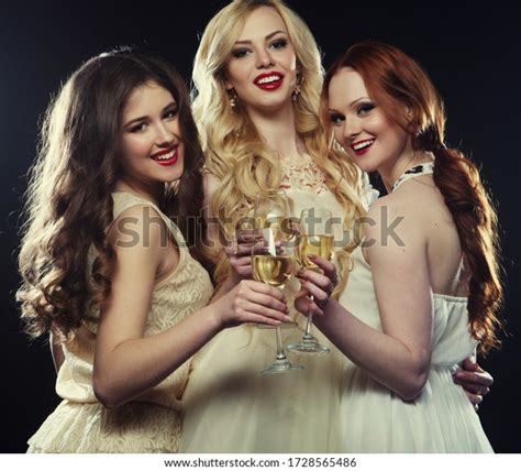 Groupe De Filles Qui Font La Photo De Stock Modifiable 1728565486