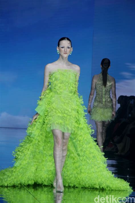 10 Koleksi Gaun Malam Monica Ivena Desainer Yang Karyanya Dipakai Artis Dunia