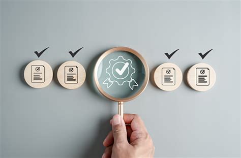 품질 인증서 및 체크리스트 문서 분석가는 품질 관리와 함께 마케팅 계획 과제를 목표로 삼습니다 표준화 인증 규정 서비스 및 표준 준수 개념에 대한 스톡 사진 및 기타 이미지