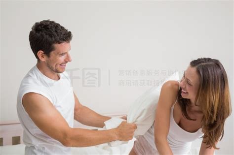 快乐免抠元素 快乐的情侣在床上枕头打架 素材免费下载 626像素 格式 编号68128411 千图网