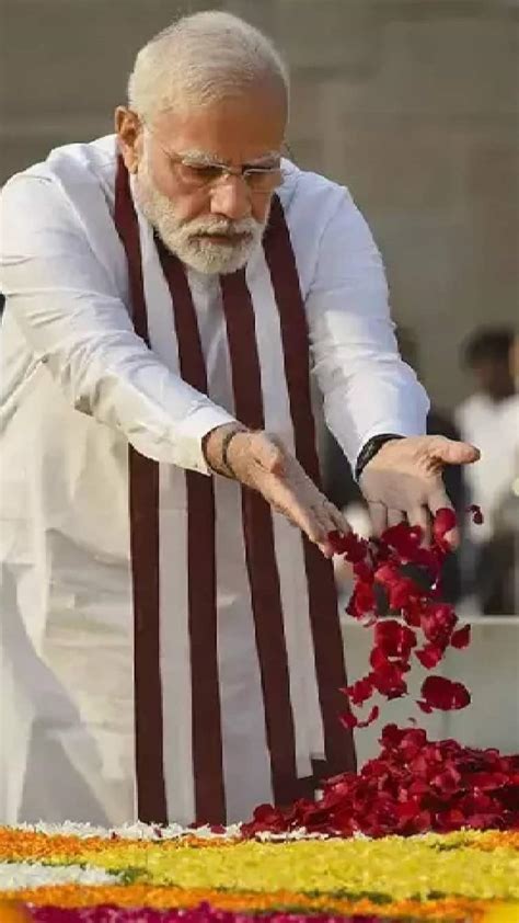 पूर्व पीएम लाल बहादुर शास्त्री की 119वीं जयंती पर Pm Modi ने विजयघाट पर पुष्पांजलि अर्पित की