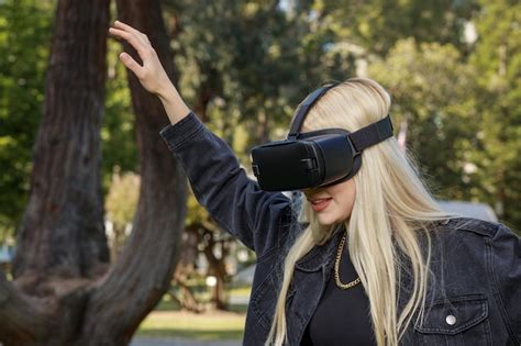 Premium Photo Close Up Photo Of Young Blonde Wearing Vr Set And
