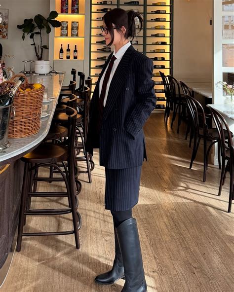 한지혜 스트라이프 슈트와 롱부츠로 완성한 멋쁨의 정석