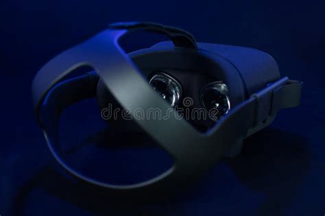 Black Virtual Reality Headset With Fresnel Lenses And Head Strap Stock