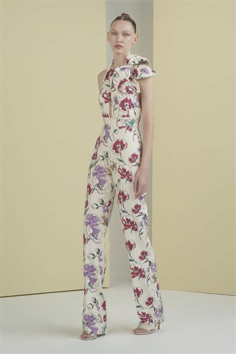 10 صيحات مميزة وعصرية لموسم ربيع وصيف 2024 في عالم الموضة مجلة هي