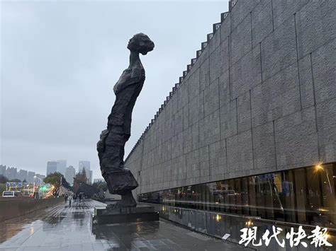读城·特别报道 一座城的伤痛与坚强：17处丛葬地铭刻永恒记忆