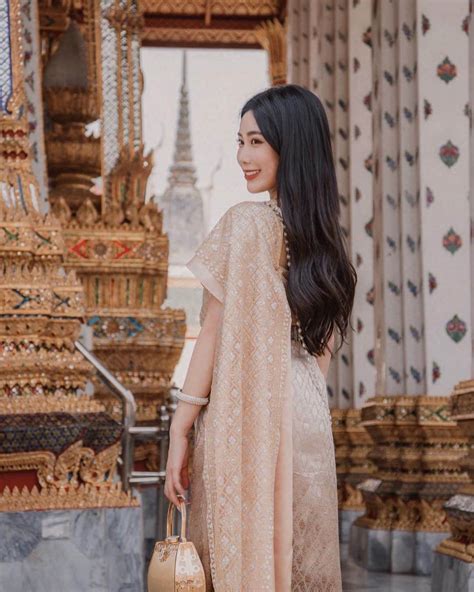 張楚珊さんのインスタグラム写真 張楚珊instagram「終於體驗到泰服🇹🇭 最後選了喜歡的奶金色 🤎 在鄭王廟拍的 但當下天氣大約39度 真的拍不下去⋯ 有請攝影師拍攝 原本是一個