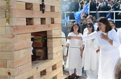 Breaking Traditions Daughters Perform Final Rites Of Trinidads Ex Pm