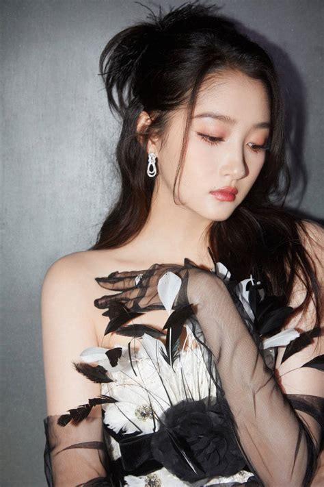 关晓彤的珍藏级黑丝大片：保存收藏，以备不时之需 搜狐大视野 搜狐新闻