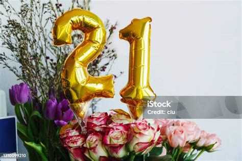 21 Születésnapi Rózsák És Arany Számok A Tetején Témájú Stock Fotó Kép Letöltése Most