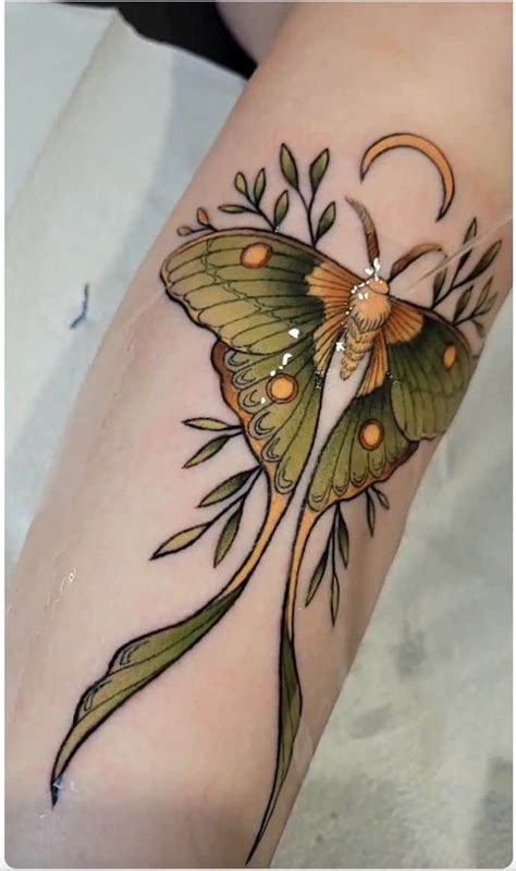 22 Moth Tattoos To Admire Body Artifact Creative Tattoos Body Art