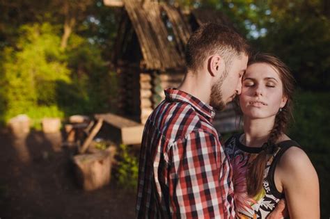 Pareja Joven En El Amor Foto Premium