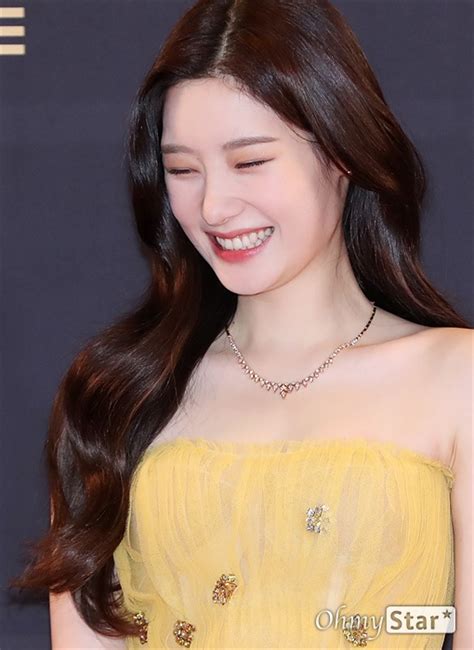 정채연 황금빛 미소 오마이포토