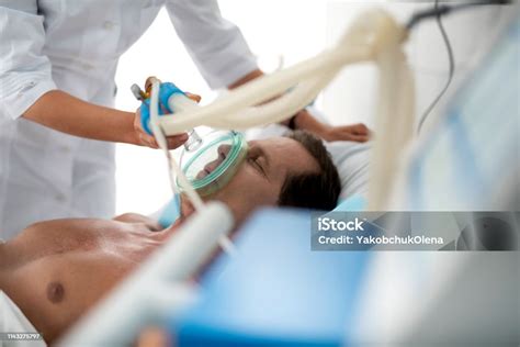 Paziente In Coma Con Ventilazione Meccanica In Ospedale Fotografie