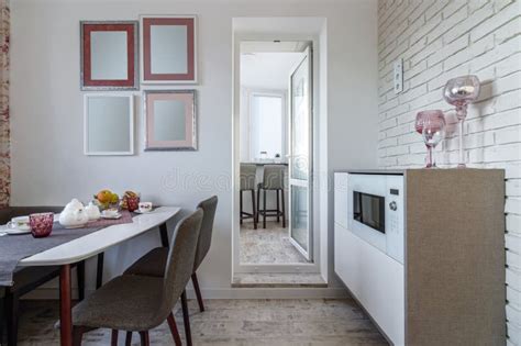 Stylish Dining Room Interior Design With Dining Table Creative Walls