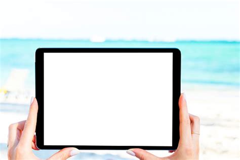 여성의 손에 태블릿 컴퓨터 모형 빈 흰색 화면과 새로운 현대 검은 색 태블릿 노트북 모형 텍스트의 빈 공간입니다 공간을 복사합니다 격리된 흰색 화면 장치 화면에 대한 스톡